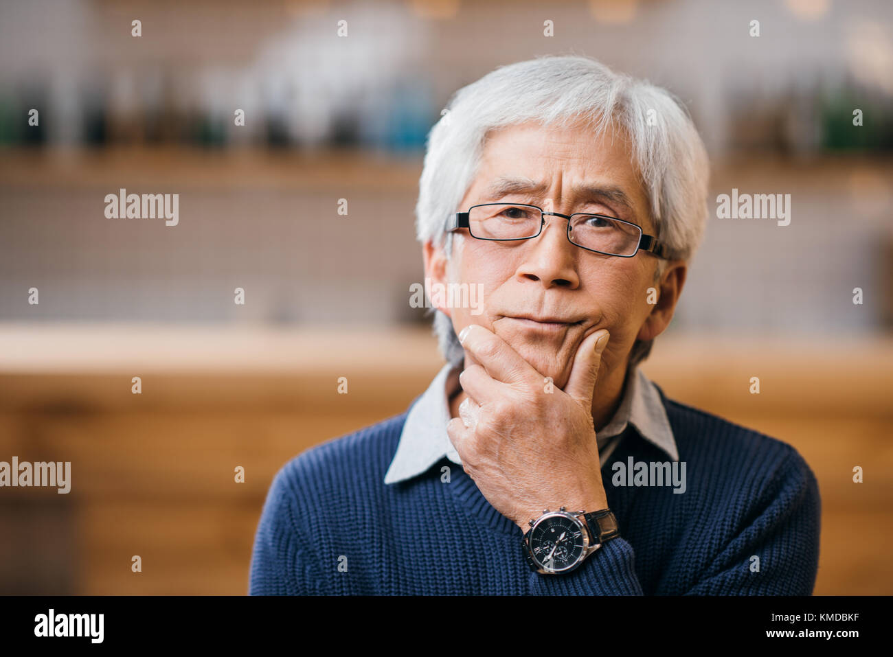 Old korean man Banque de photographies et d’images à haute résolution ...