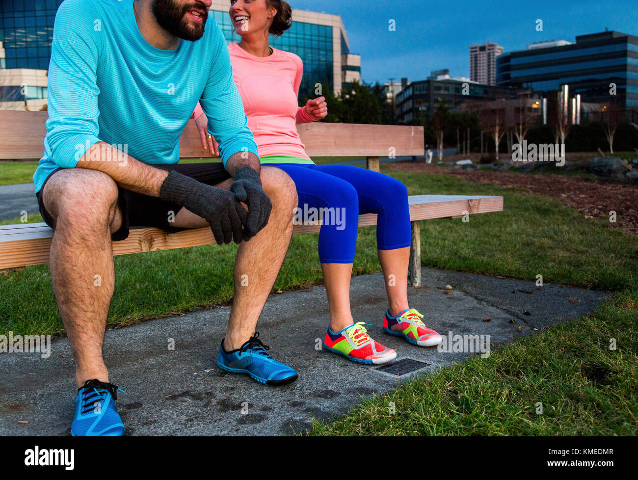 Couple De Femmes Hommes Assis Sur Un Banc Banque De Photographies Et D