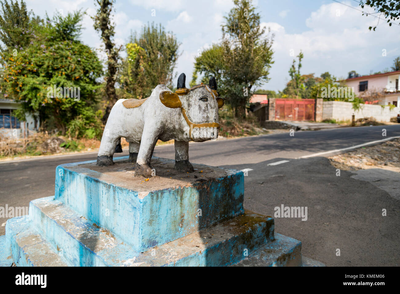 Une statue d'une vache sacrée en face d'un temple en Inde Photo Stock ...