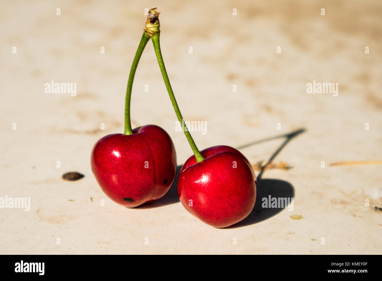 Cerises rouges juteuses Banque de photographies et d’images à haute ...