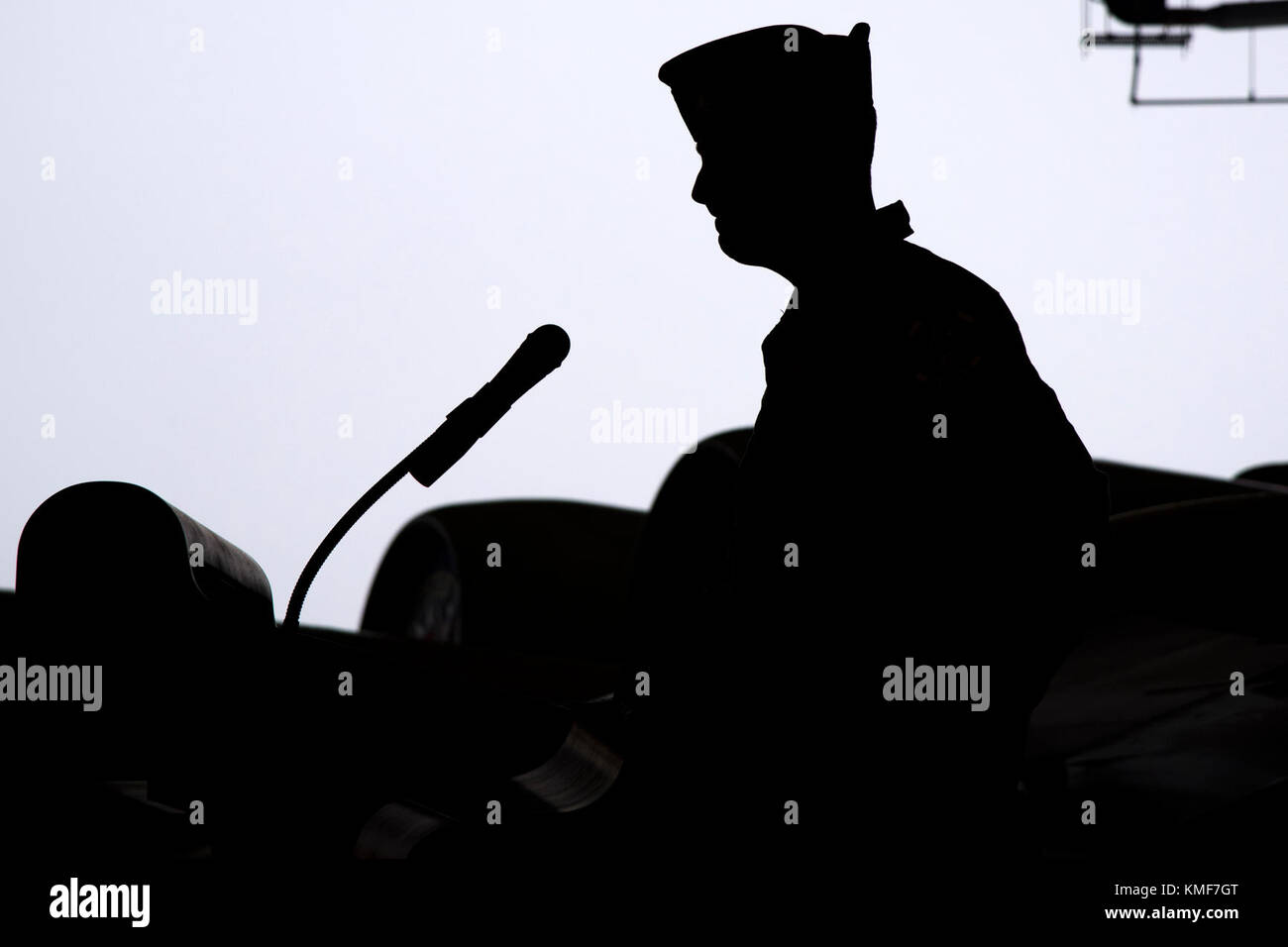 Le lieutenant-colonel Brandon Kelly, commandant entrant du 76e Escadron ...