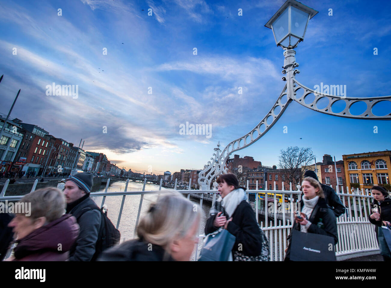 Pont hapenny dublin en irlande Banque de photographies et d’images à ...