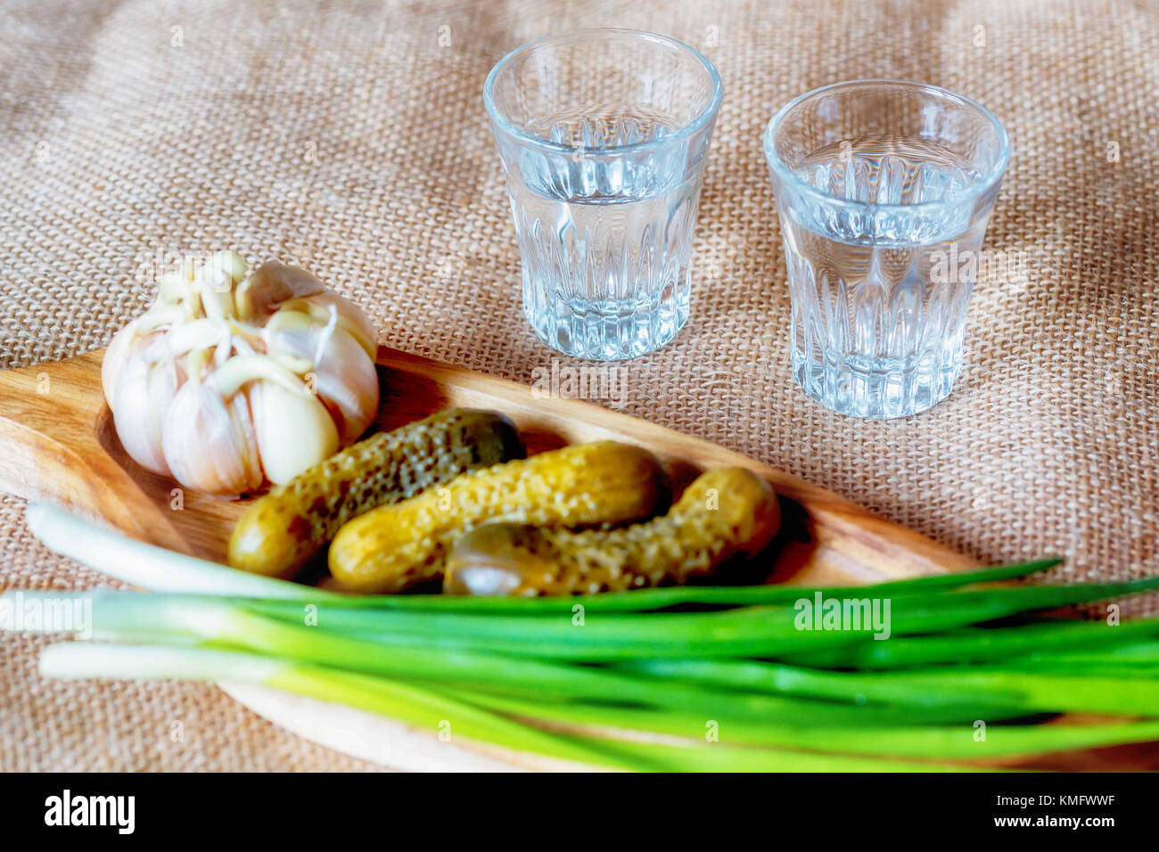 Vodka russe traditionnelle cornichons Banque de photographies et d ...