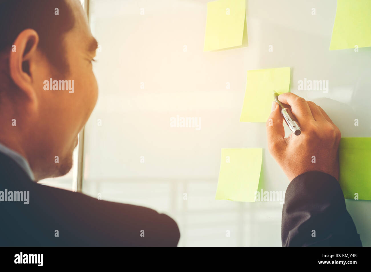 Businessman mettre ses idées dans la planification post-it sur les ...