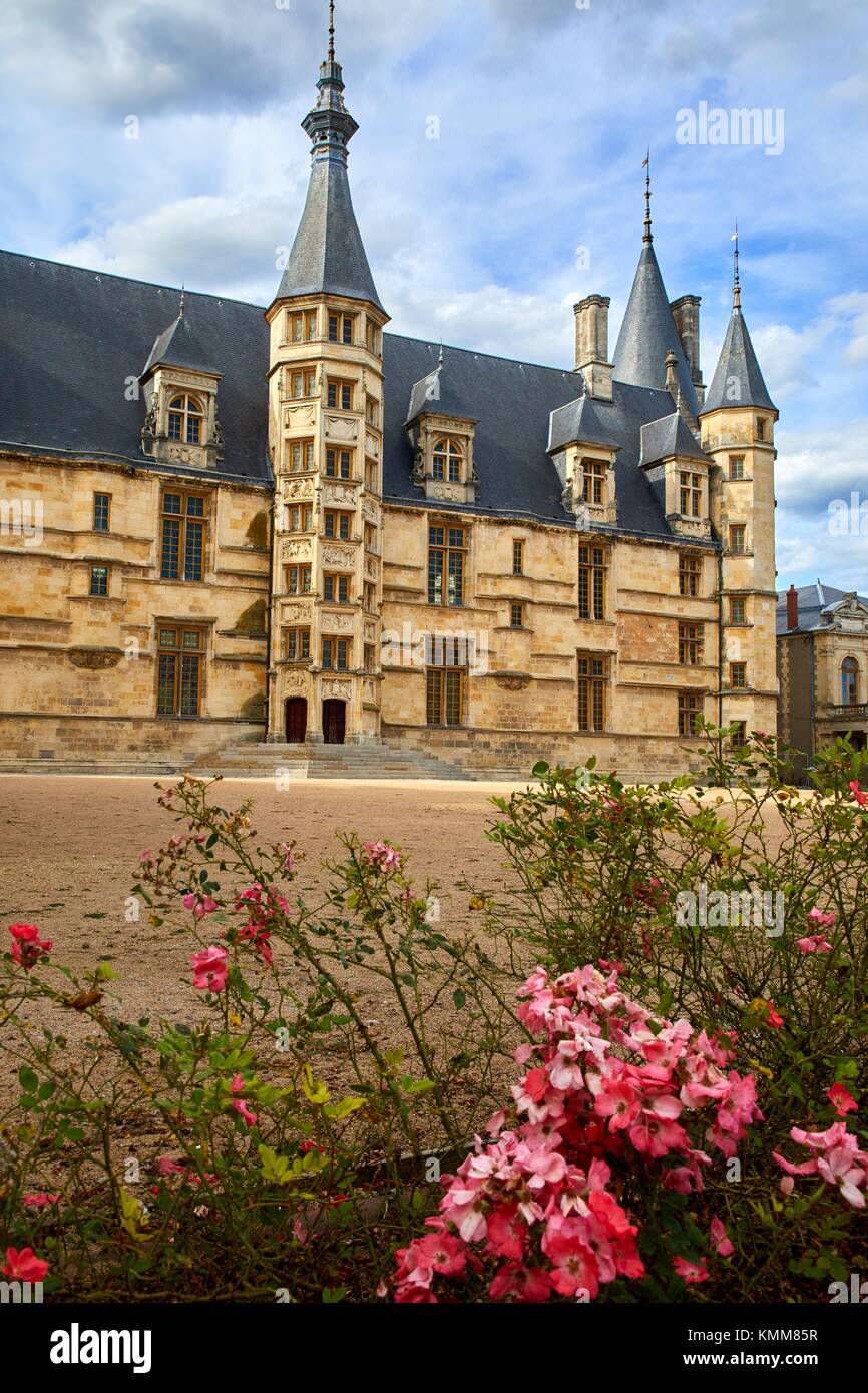 Palais ducal de nevers Banque de photographies et d’images à haute résolution - Alamy
