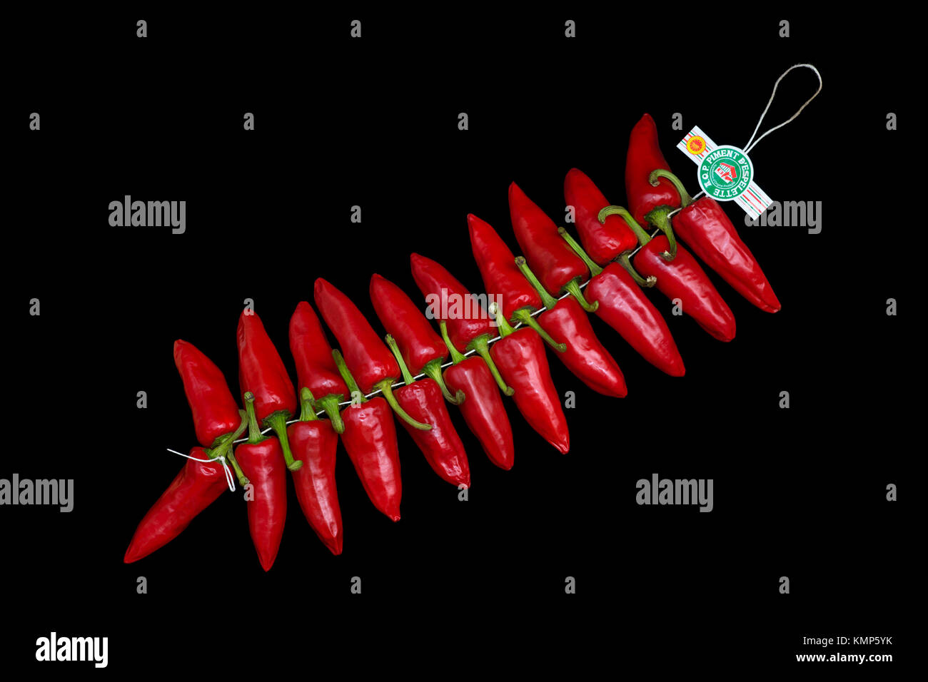 La corde de piment d'espelette (Capsicum annuum) photographié sur un ...