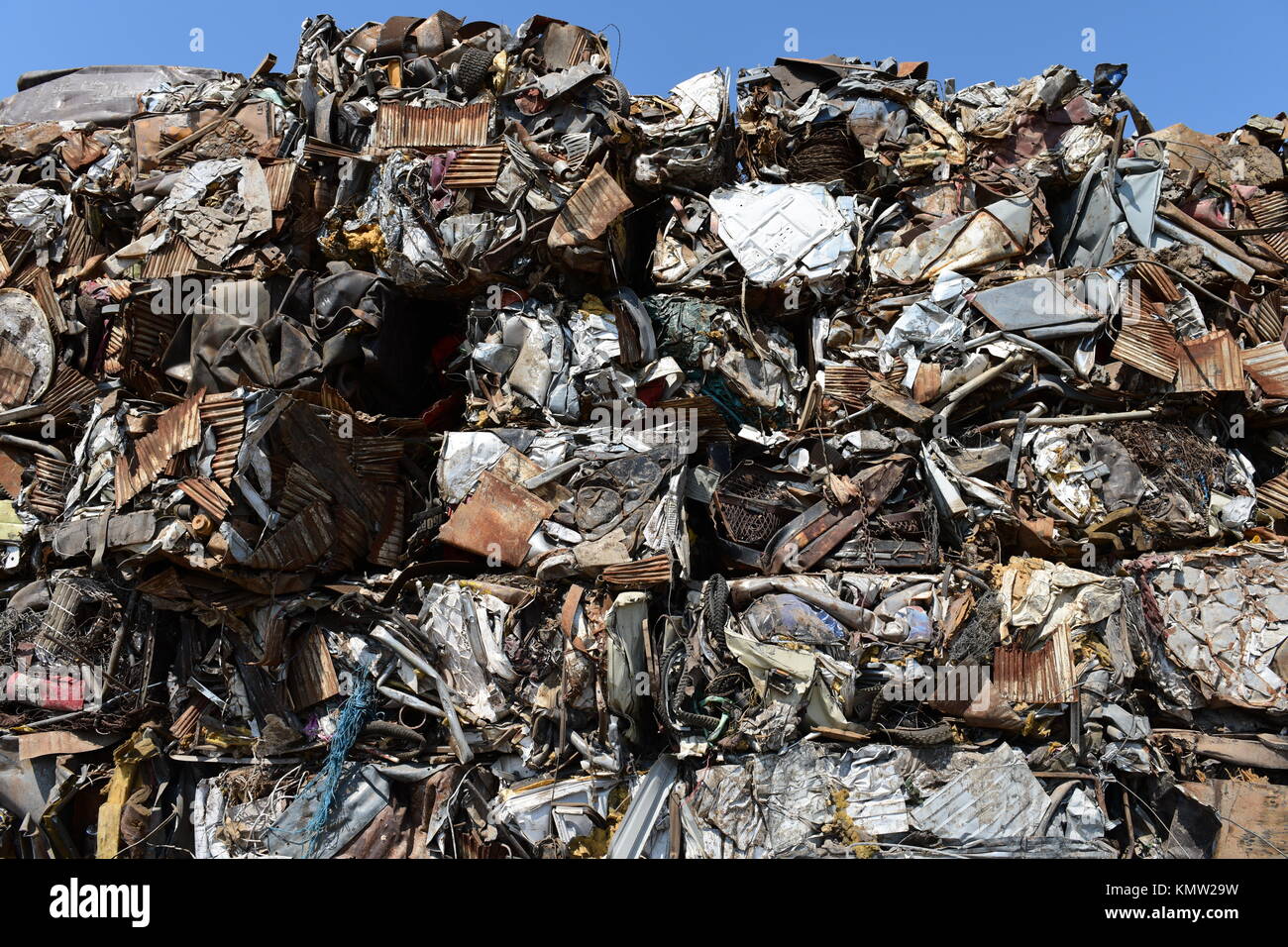 Recyclage de la ferraille aux États-Unis, grande pile de blocs de ...