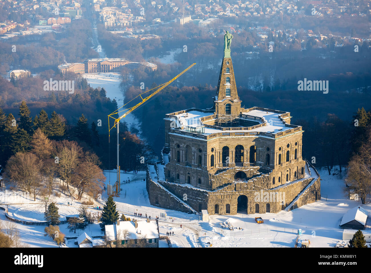 Hercules avec la statue d'Hercule au sommet d'une pyramide, château ...