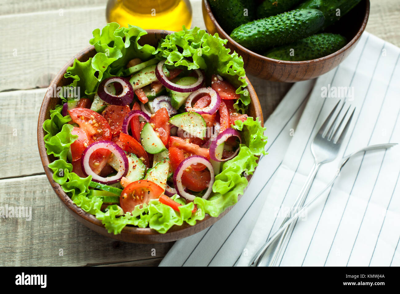 Rustic salade composée de tomates, concombres, oignons rouges, laitue ...
