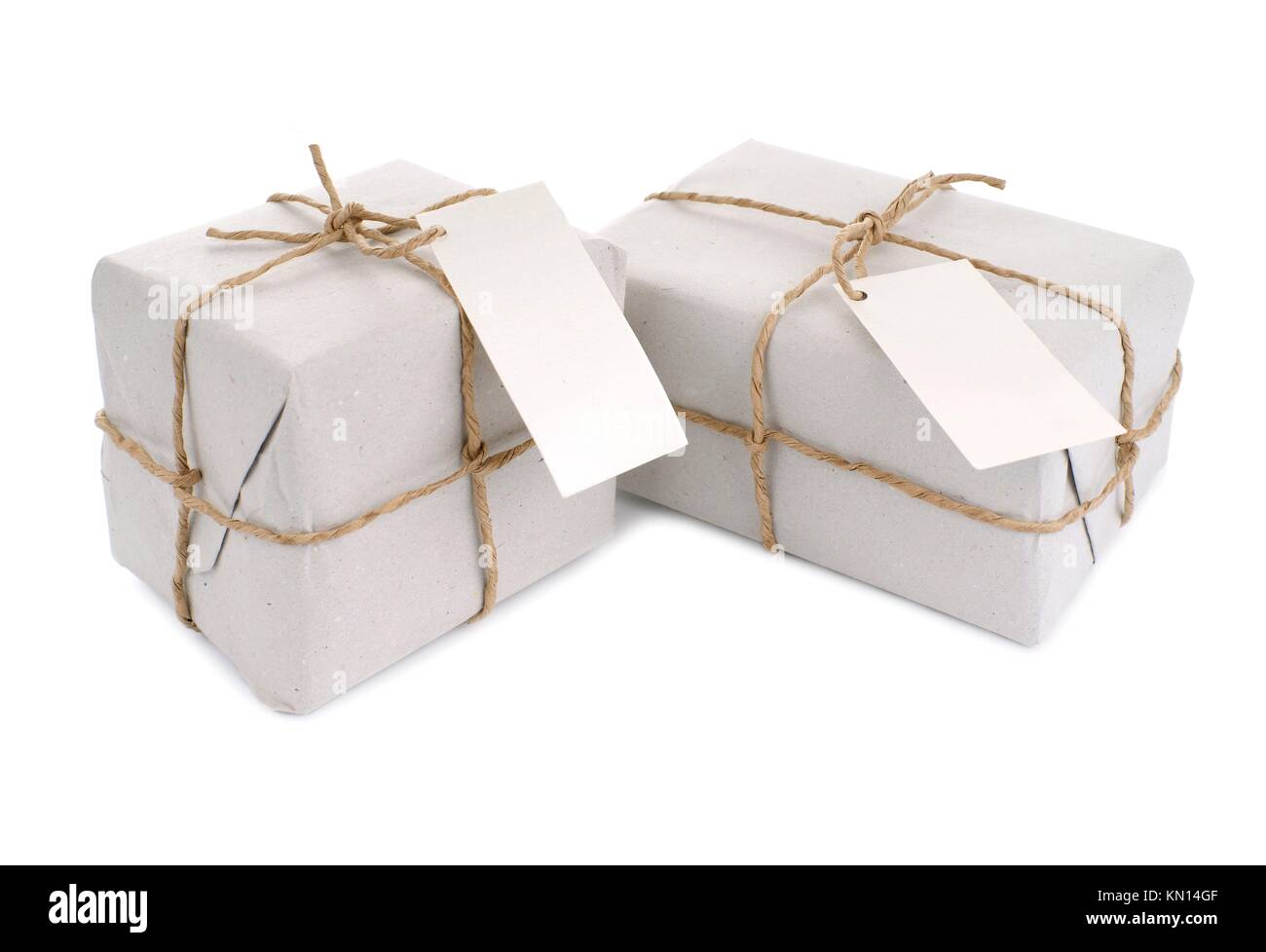 Colis emballés avec du papier, liés avec de la ficelle et avec ...