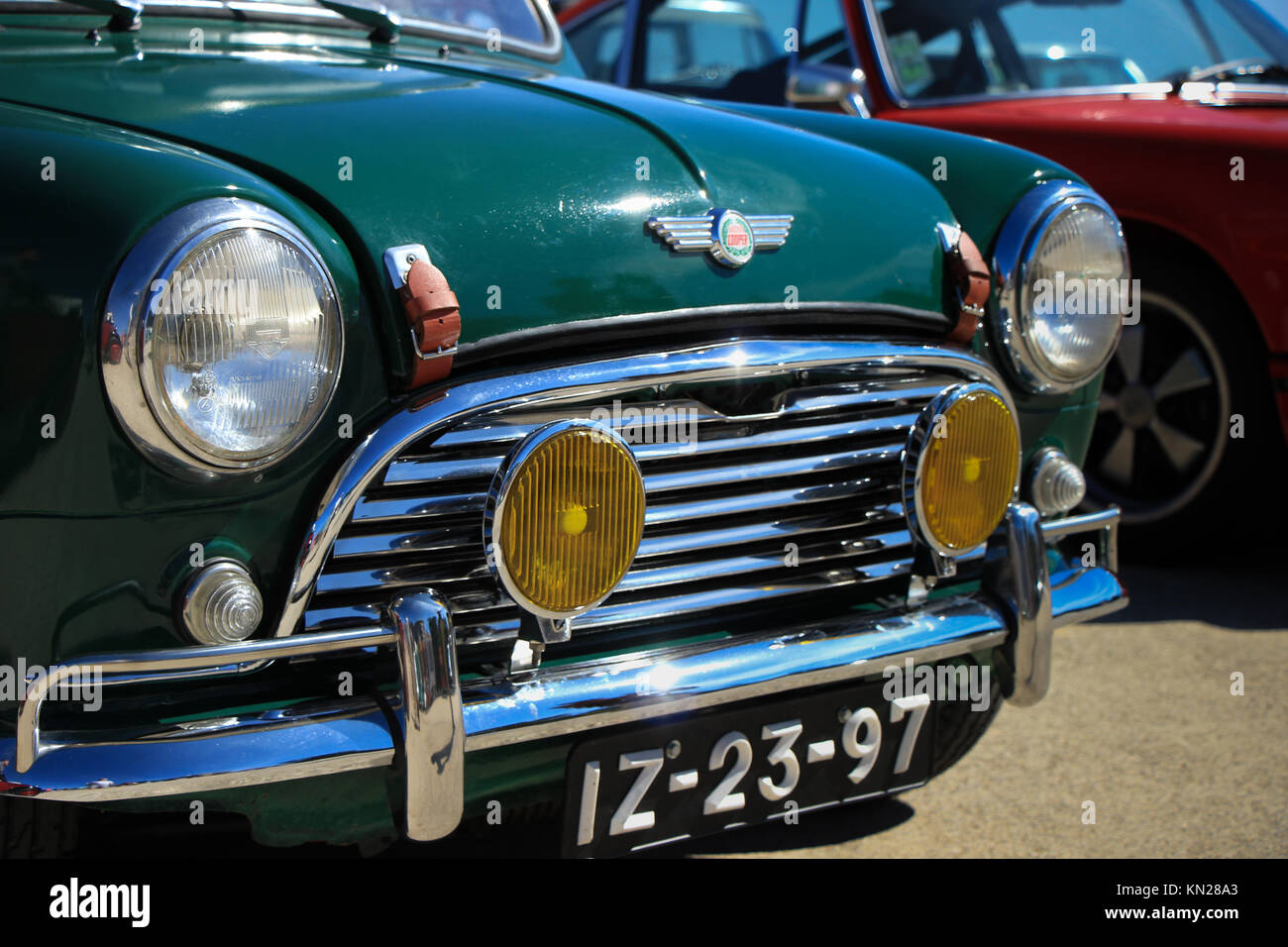 Austin Mini Cooper classique retro véhicule stationné Photo Stock - Alamy