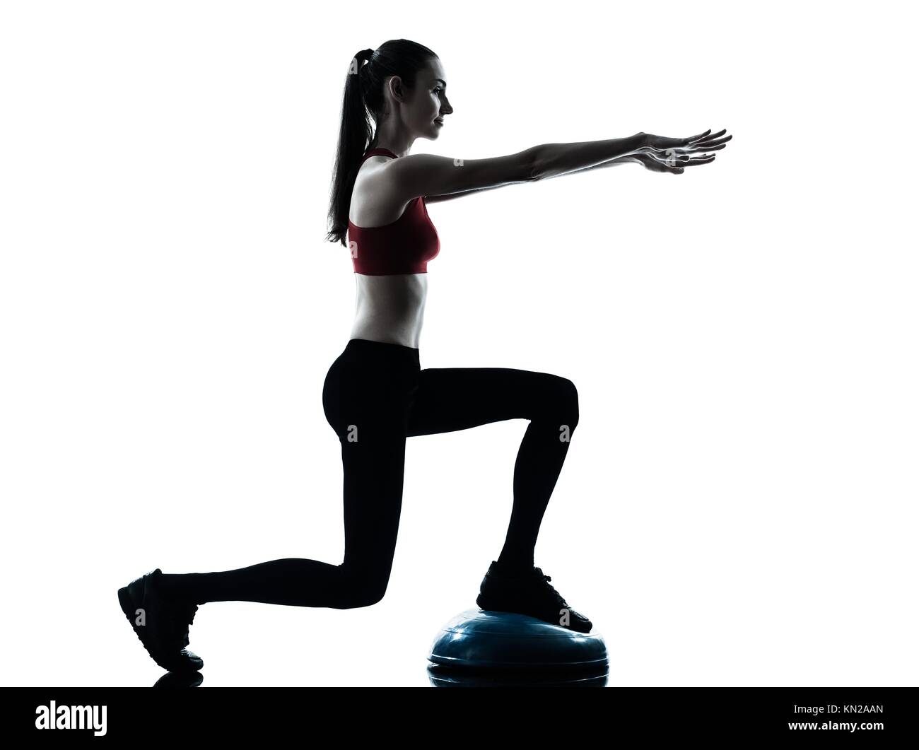 Un caucasian woman exercice bosu trainer ballon d'équilibre en ...