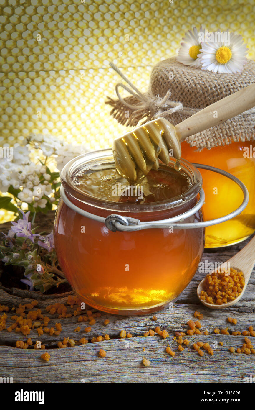 Le miel qui tombe du stick pour le bocal en verre Photo Stock - Alamy