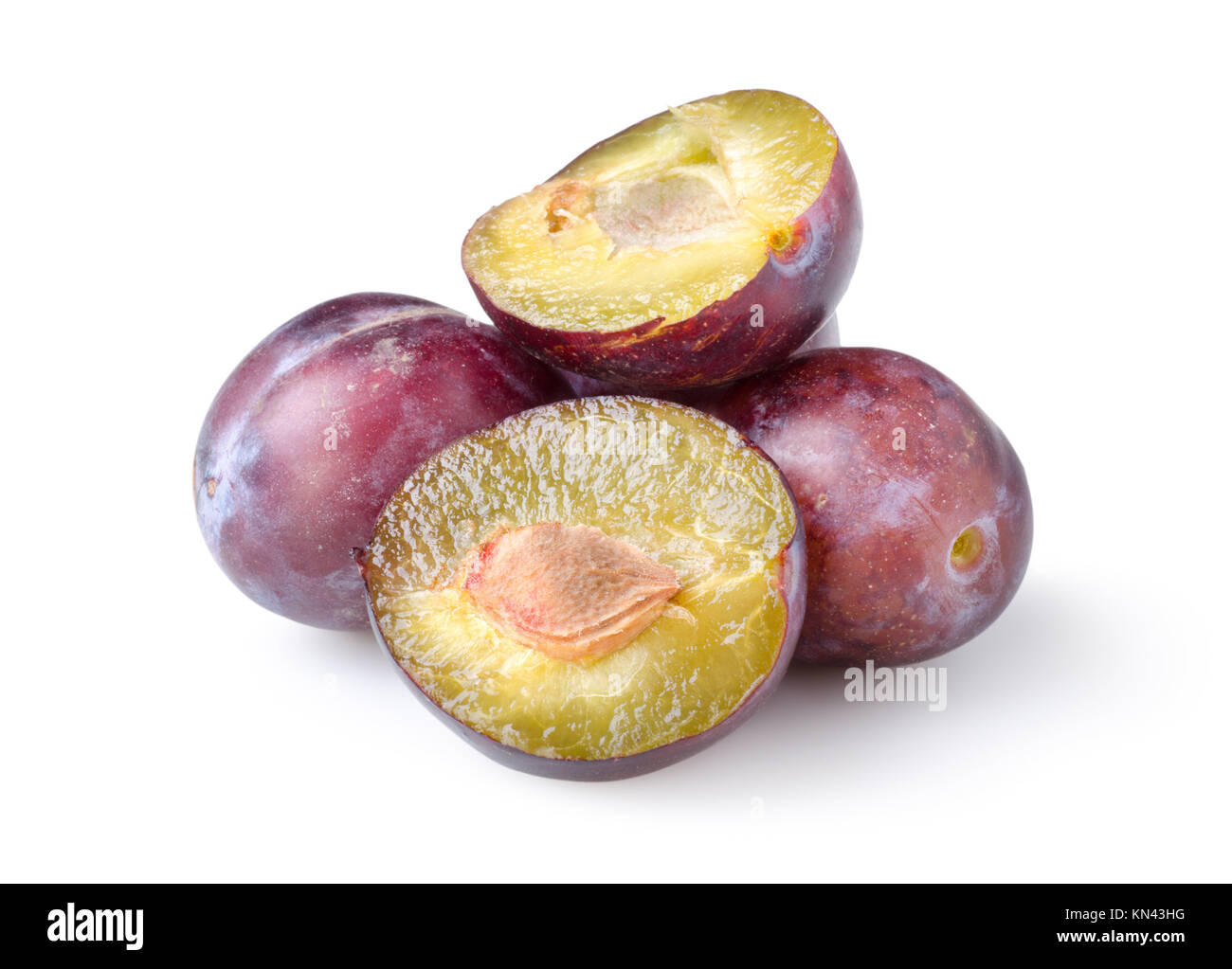 Prunes rouges sur fond blanc Banque de photographies et d’images à ...