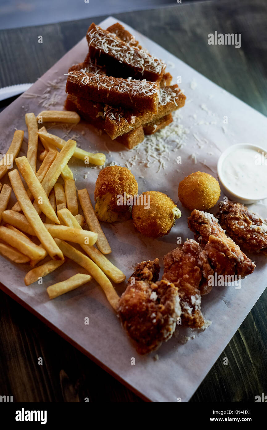 Plat gras aux boules de fromage de table Banque de photographies et d ...