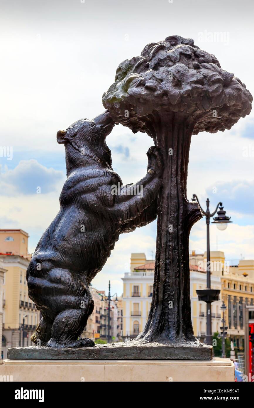 Statue d'ours et d'arbousier symbole de madrid Banque de photographies ...