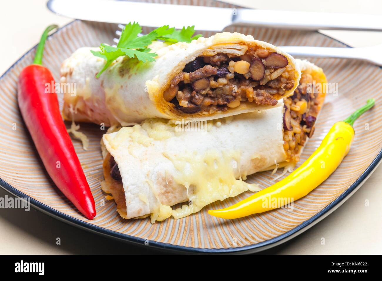 Burrito rempli de viande hachée de boeuf et de haricots cuits au four ...