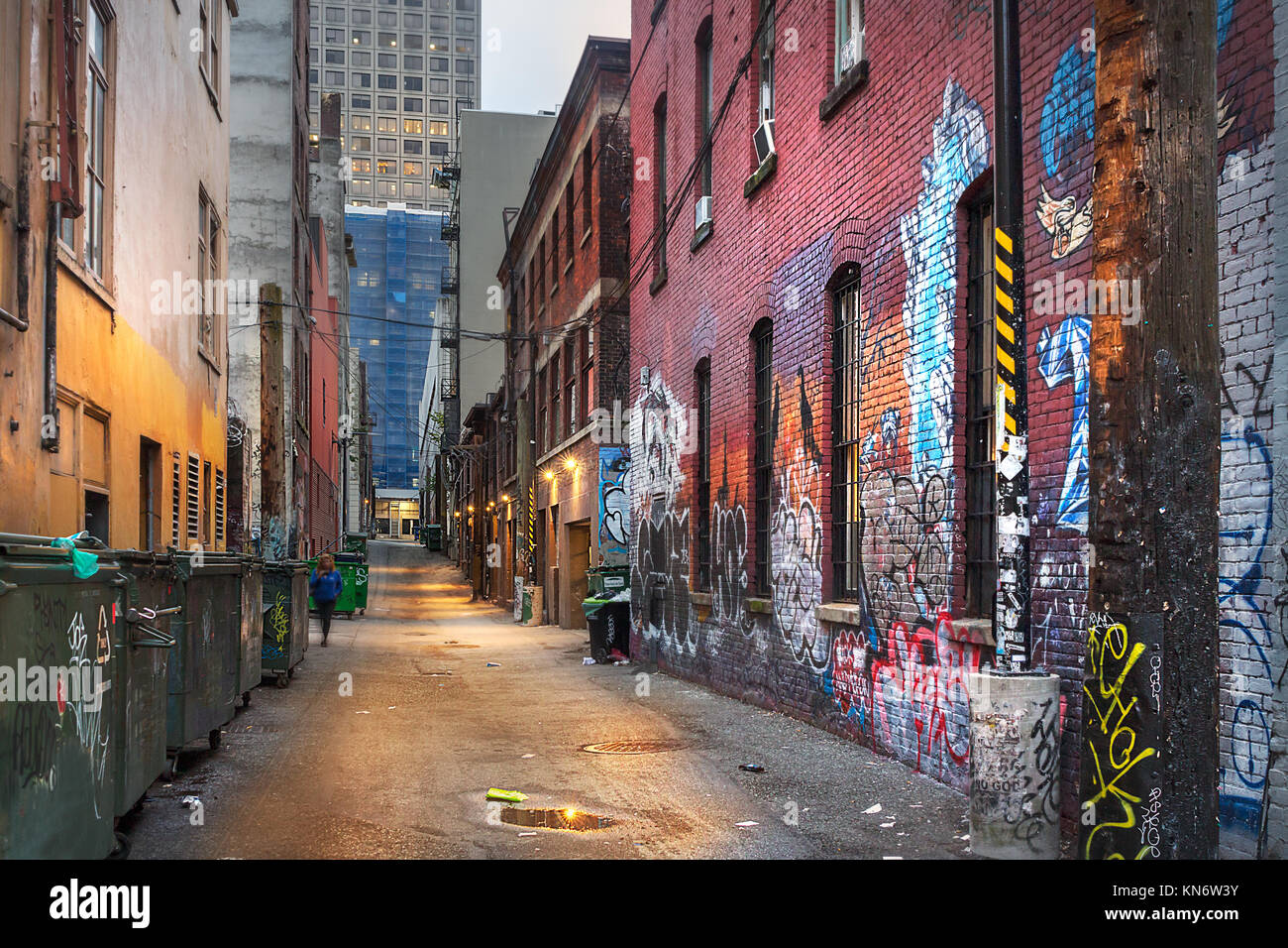 Une ruelle étroite entre les vieux bâtiments en brique de couleur et ...