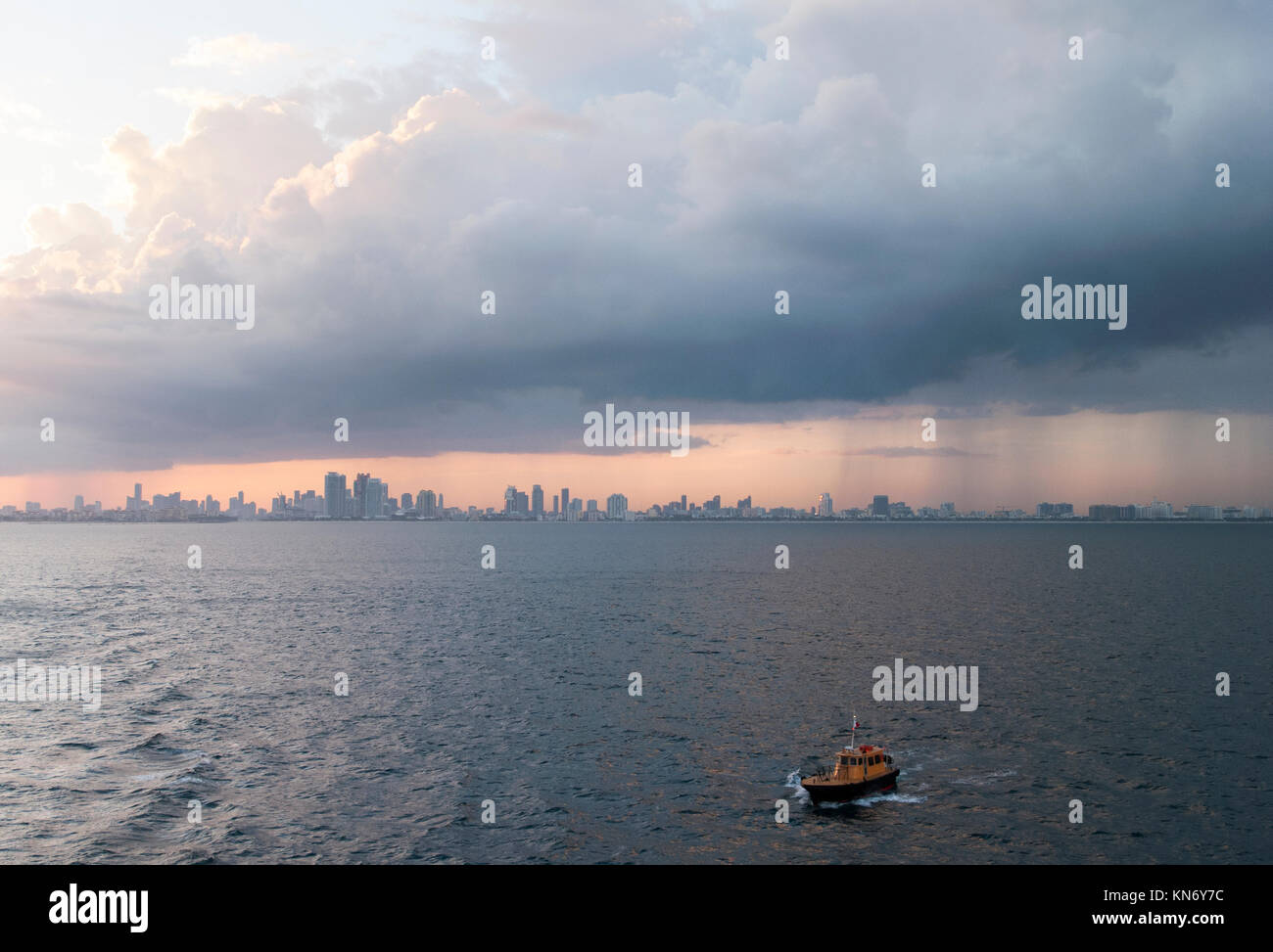 La vue du coucher de soleil de loin sous la ville de Miami (Florida ...
