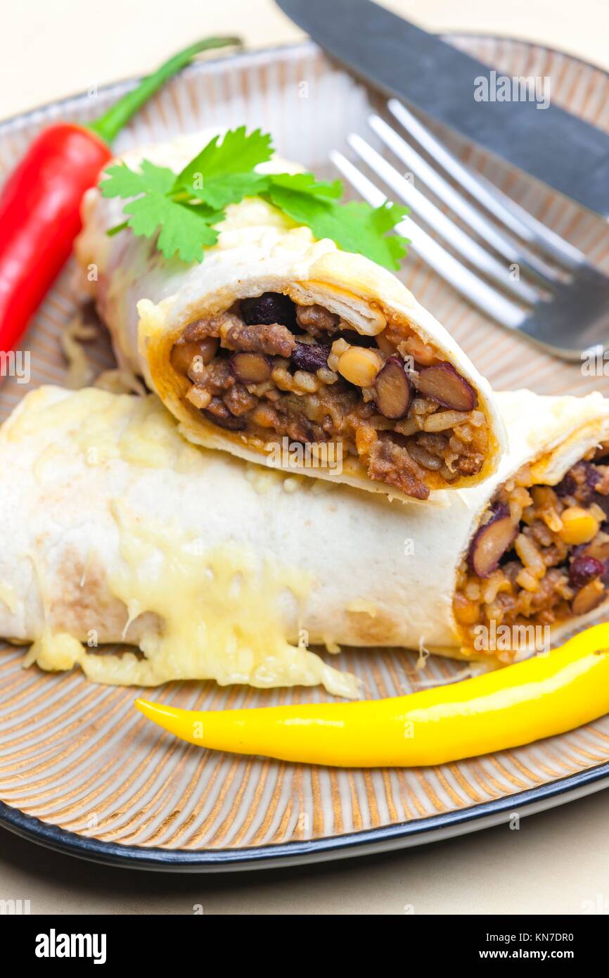 Burrito rempli de viande hachée de boeuf et de haricots cuits au four ...