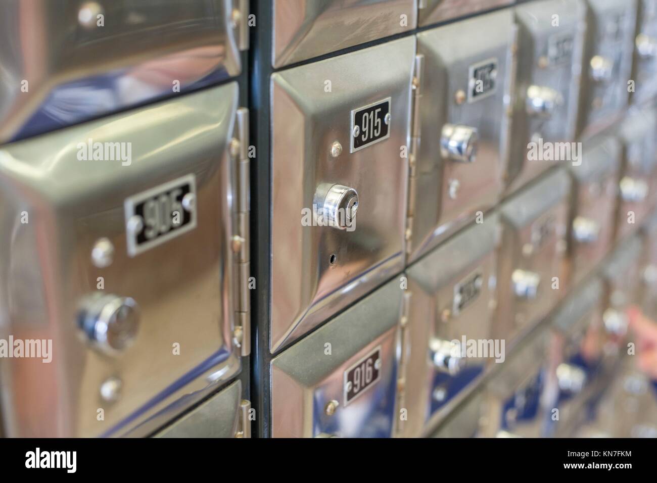 De nombreuses boîte postale au bureau de poste. Les boîtes aux lettres ...