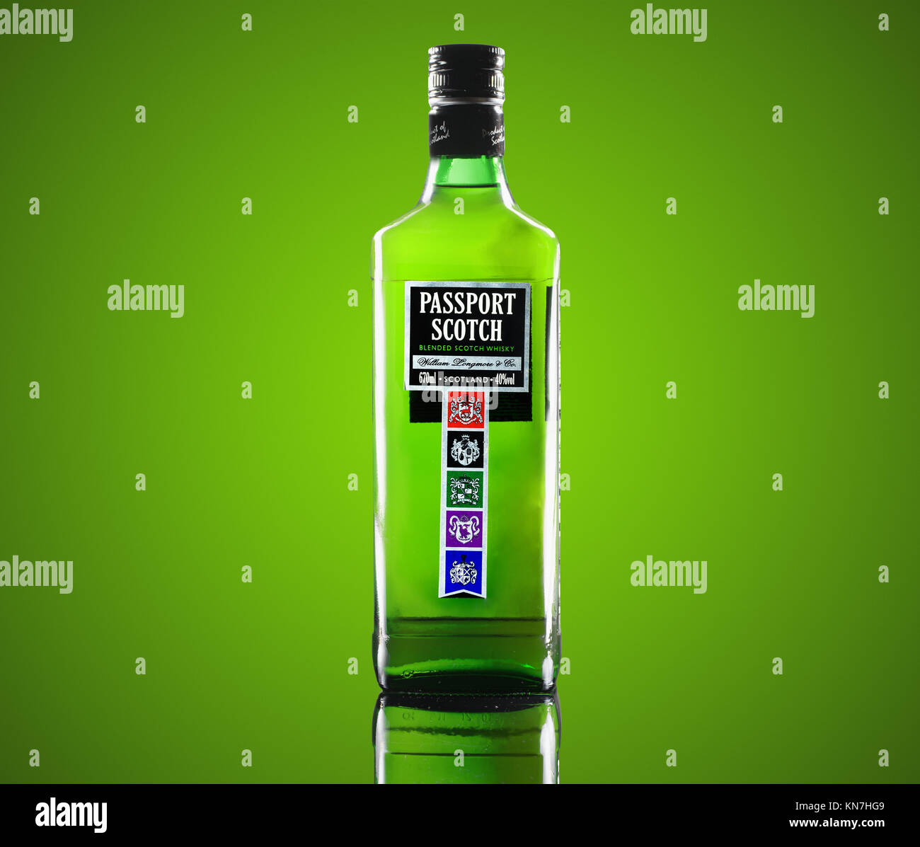 Bouteille de whisky verte Banque de photographies et d’images à haute ...