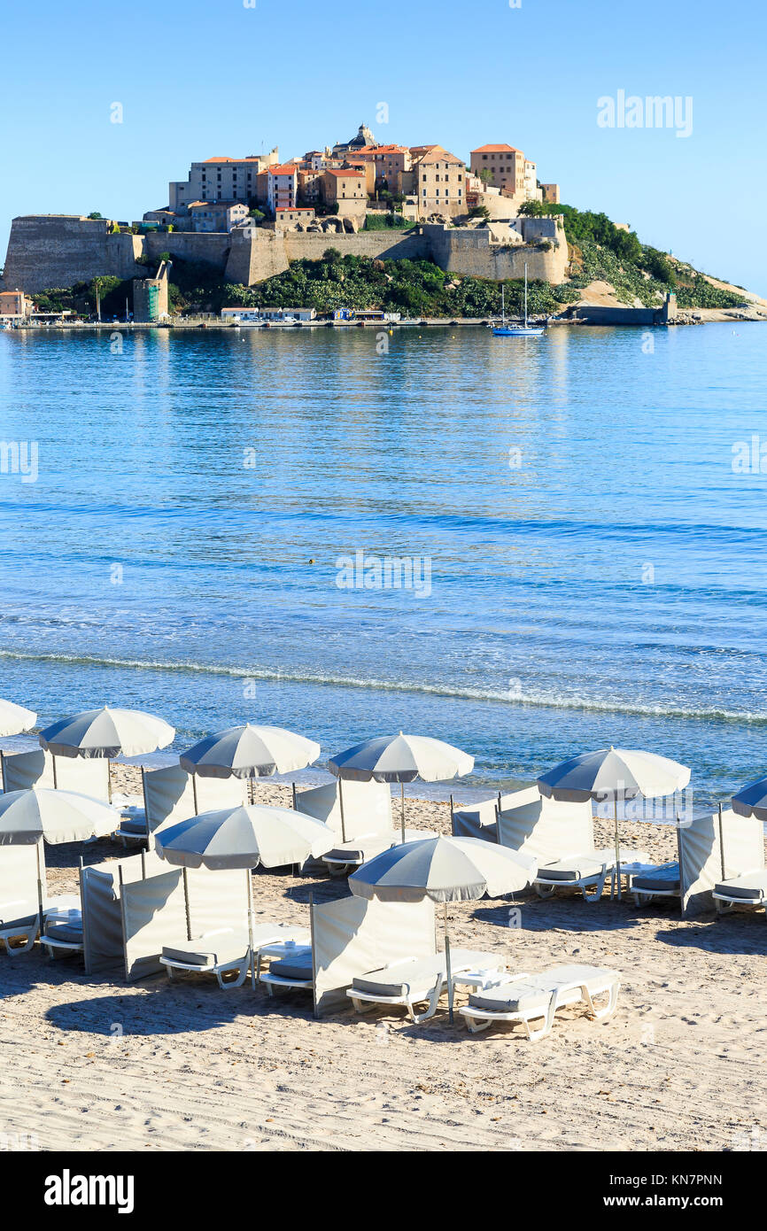 Plage de Calvi et la citadelle de Calvi, Corse Photo Stock - Alamy