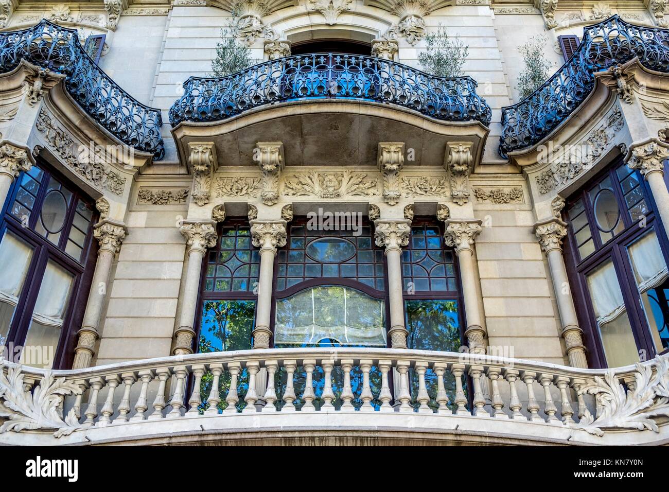 Barcelona modernism architecture style Banque de photographies et d’images à haute résolution ...