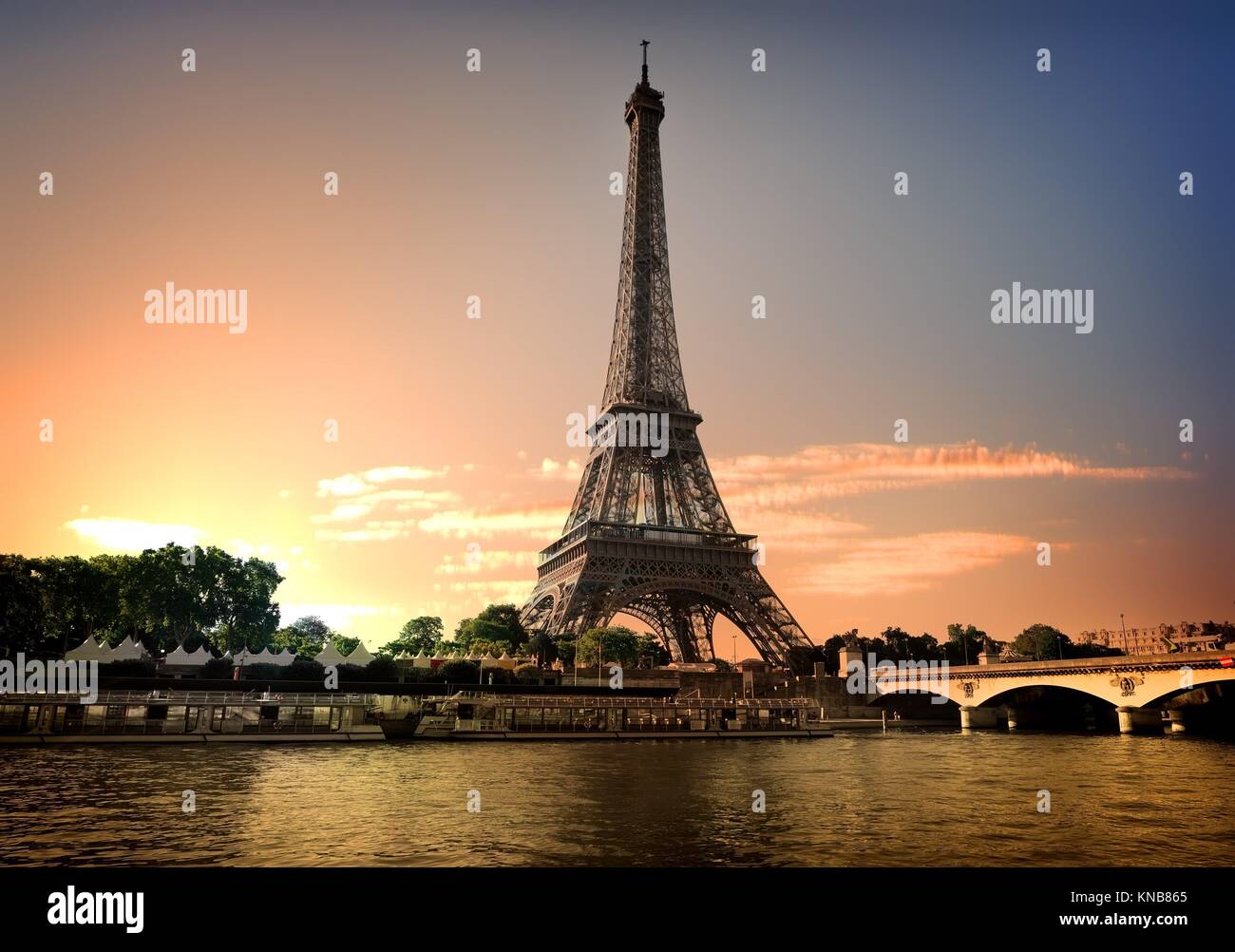 Vue sur la tour eiffel le soir Banque de photographies et d’images à haute résolution - Alamy