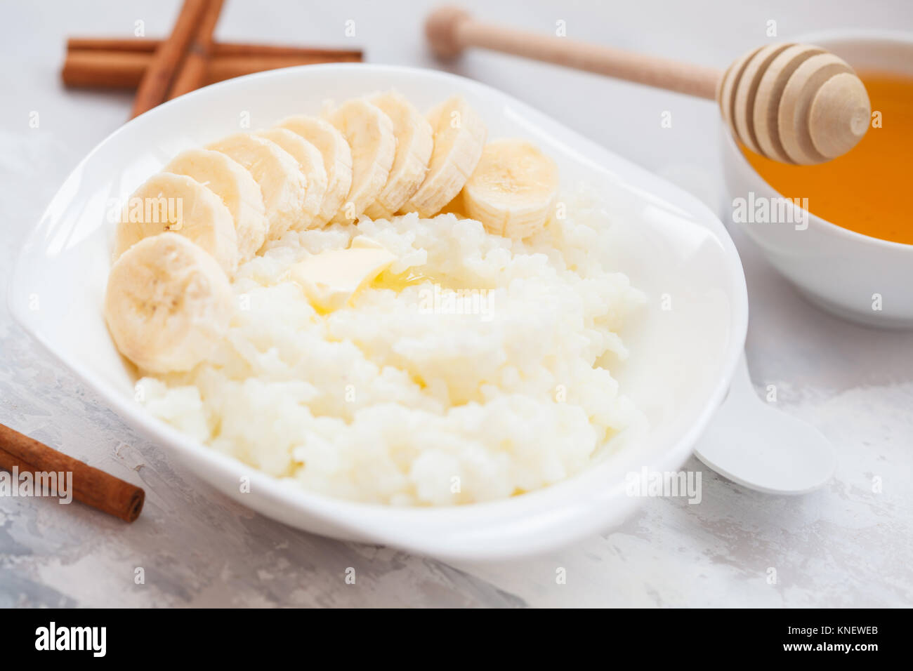 Bouillie de riz avec du beurre, du miel, de la banane et de cannelle ...