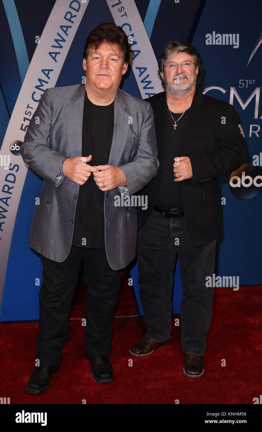 51ème CMA Awards Les arrivées à Music City Centre comprend : Marty ...