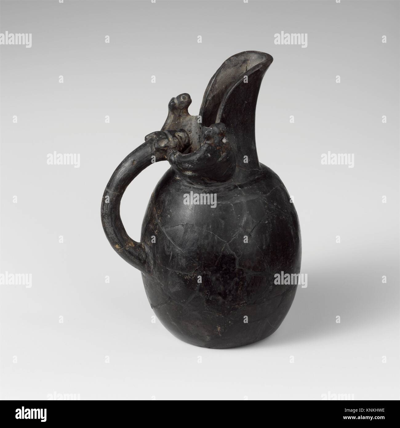 Pot en terre cuite (oinochoe). Période : archaïque ; Date : 6ème siècle ...