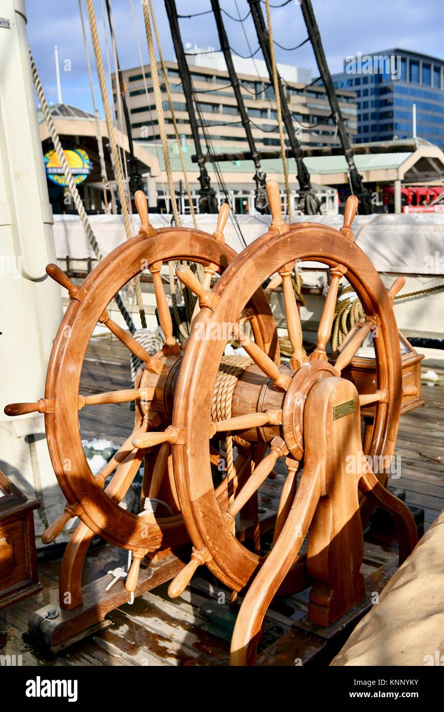 Ship wheel Banque de photographies et d’images à haute résolution - Alamy