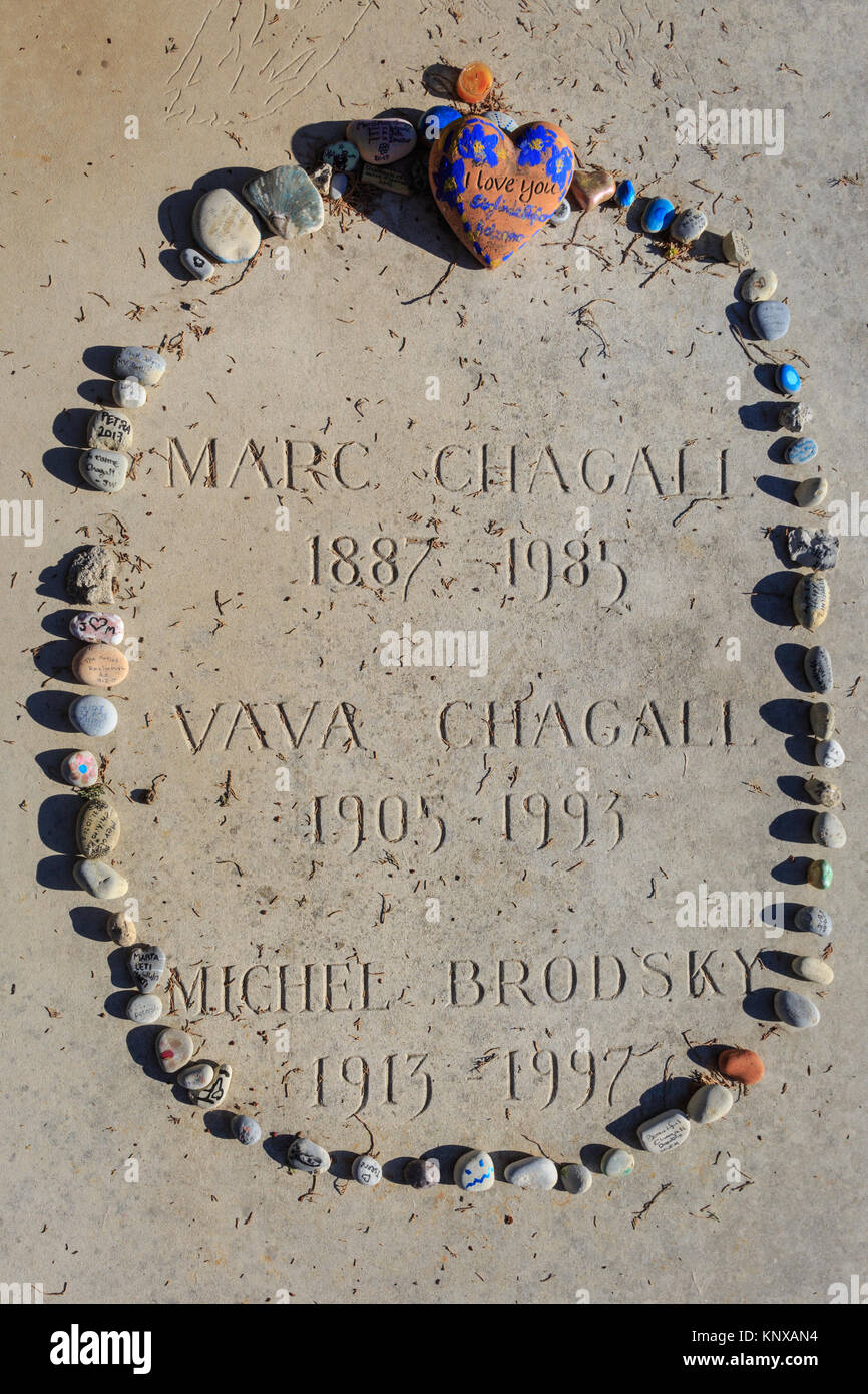 Pierre tombale du peintre français Marc Chagall, Vava Chagall et Michel ...