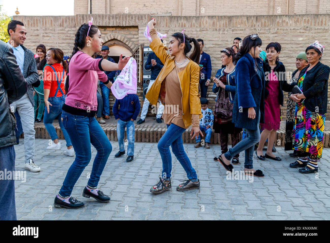 Jeune peuple ouzbek de danser dans la rue, Khiva, Ouzbékistan Photo ...