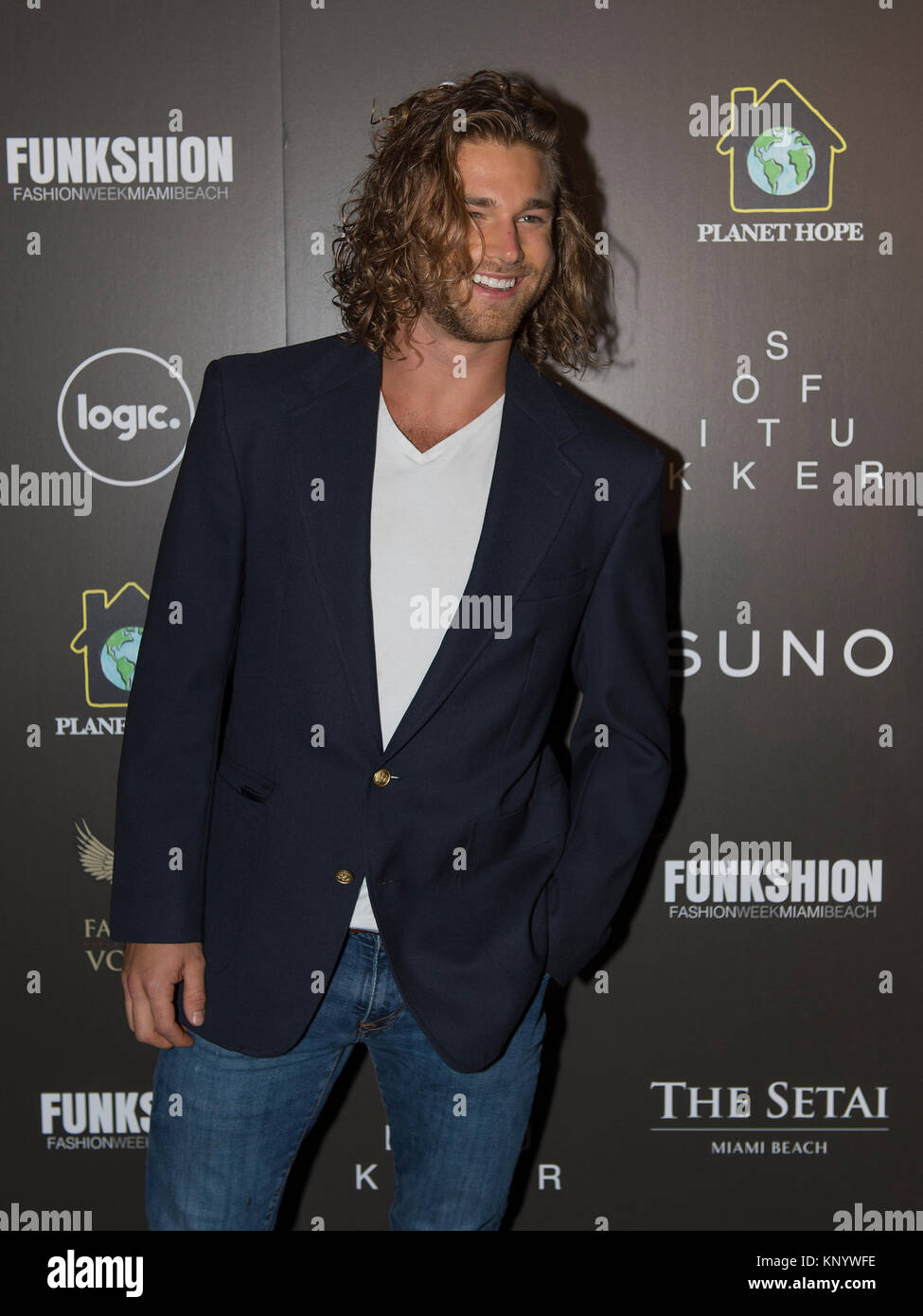 MIAMI BEACH, FL - 6 novembre : Cole Monahan est vu à la "Célébration de ...