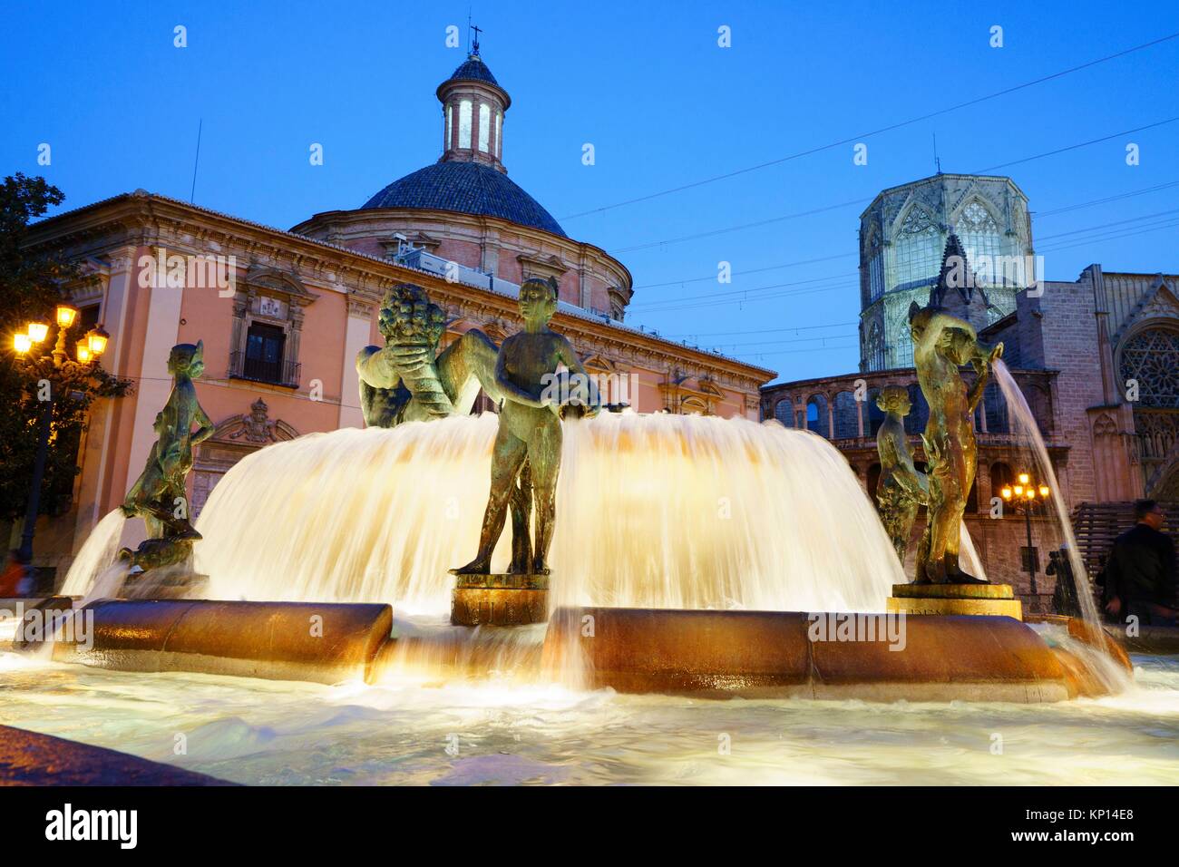 Fontaine de la Turia dans la Plaza de la Virgen, l'arrière-plan la ...