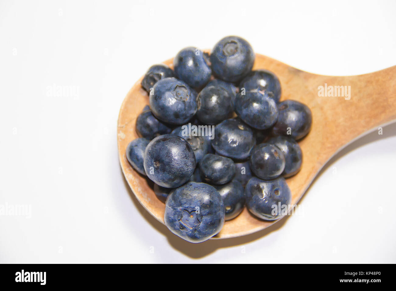 Fruits rouges sur fond blanc et cuillère en bois Photo Stock - Alamy