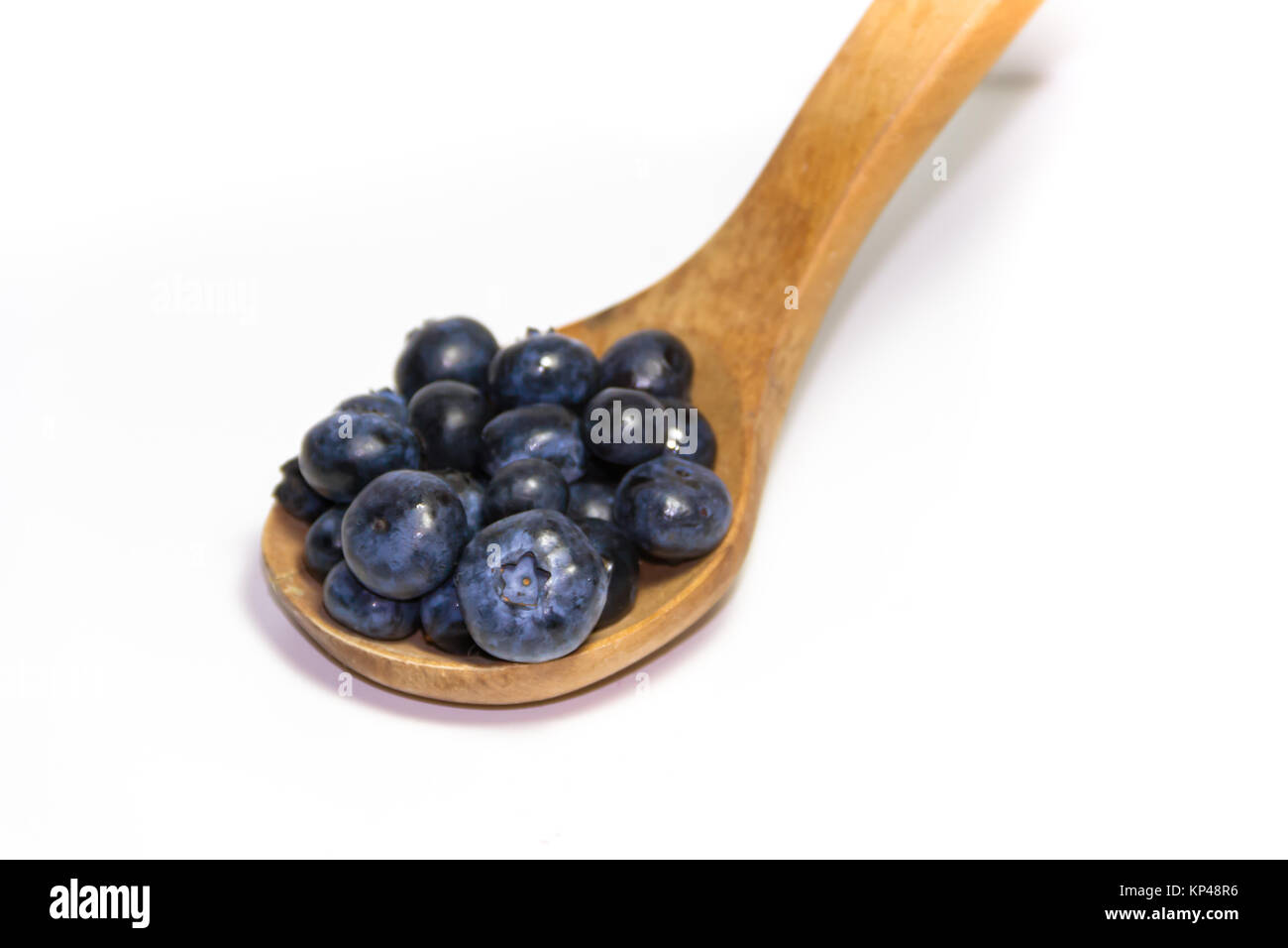 Fruits rouges sur fond blanc et cuillère en bois Photo Stock - Alamy