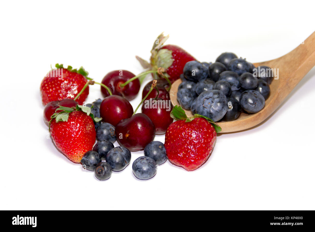 Fruits rouges sur fond blanc et cuillère en bois Photo Stock - Alamy