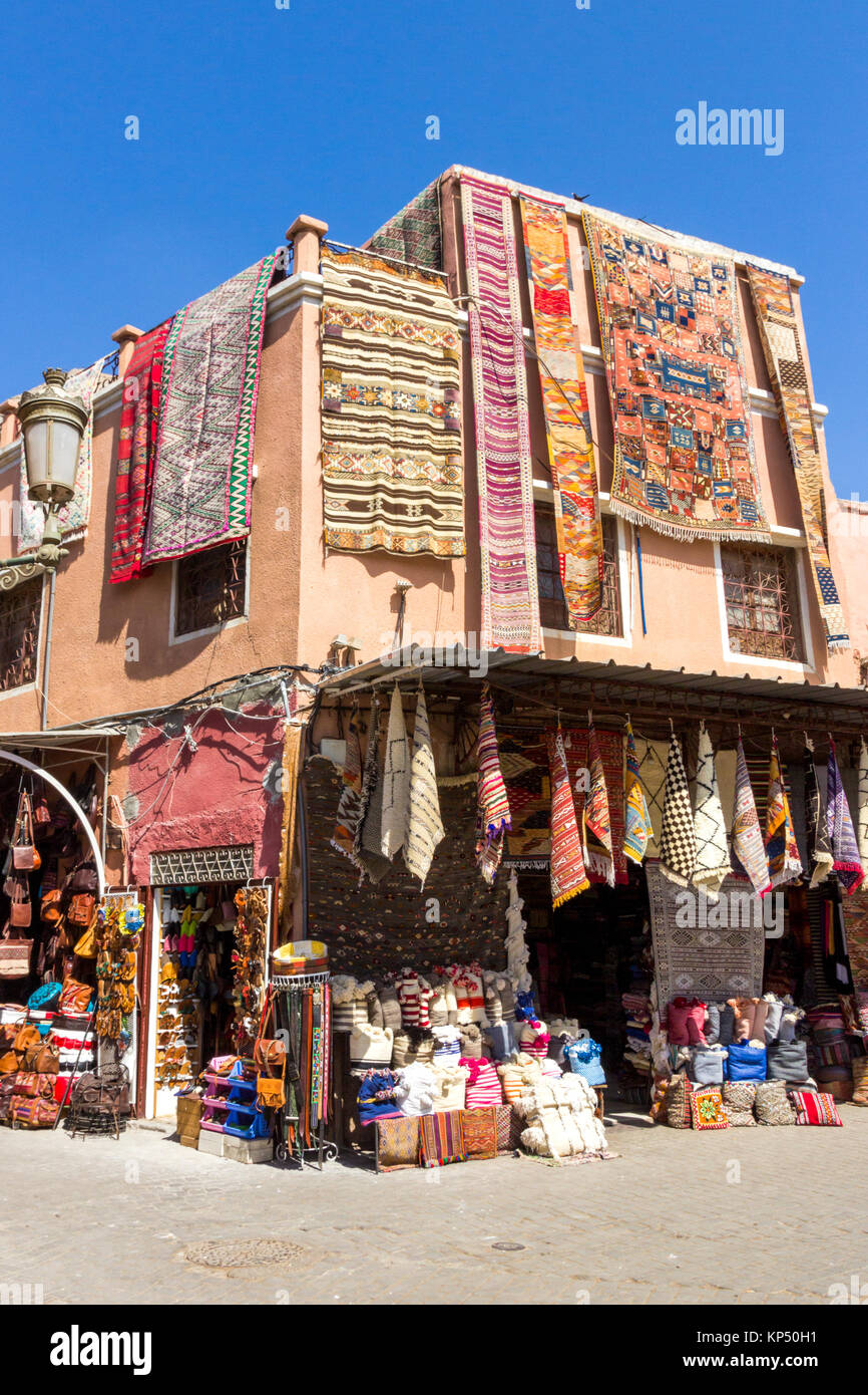 Textile marocain traditionnel pour la vente dans les souks de Marrakech ...