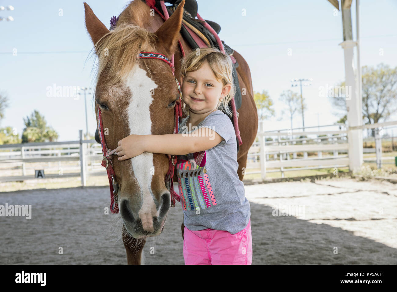 Lovely girl hugging son cheval. Horse and jockey petit - cute little ...