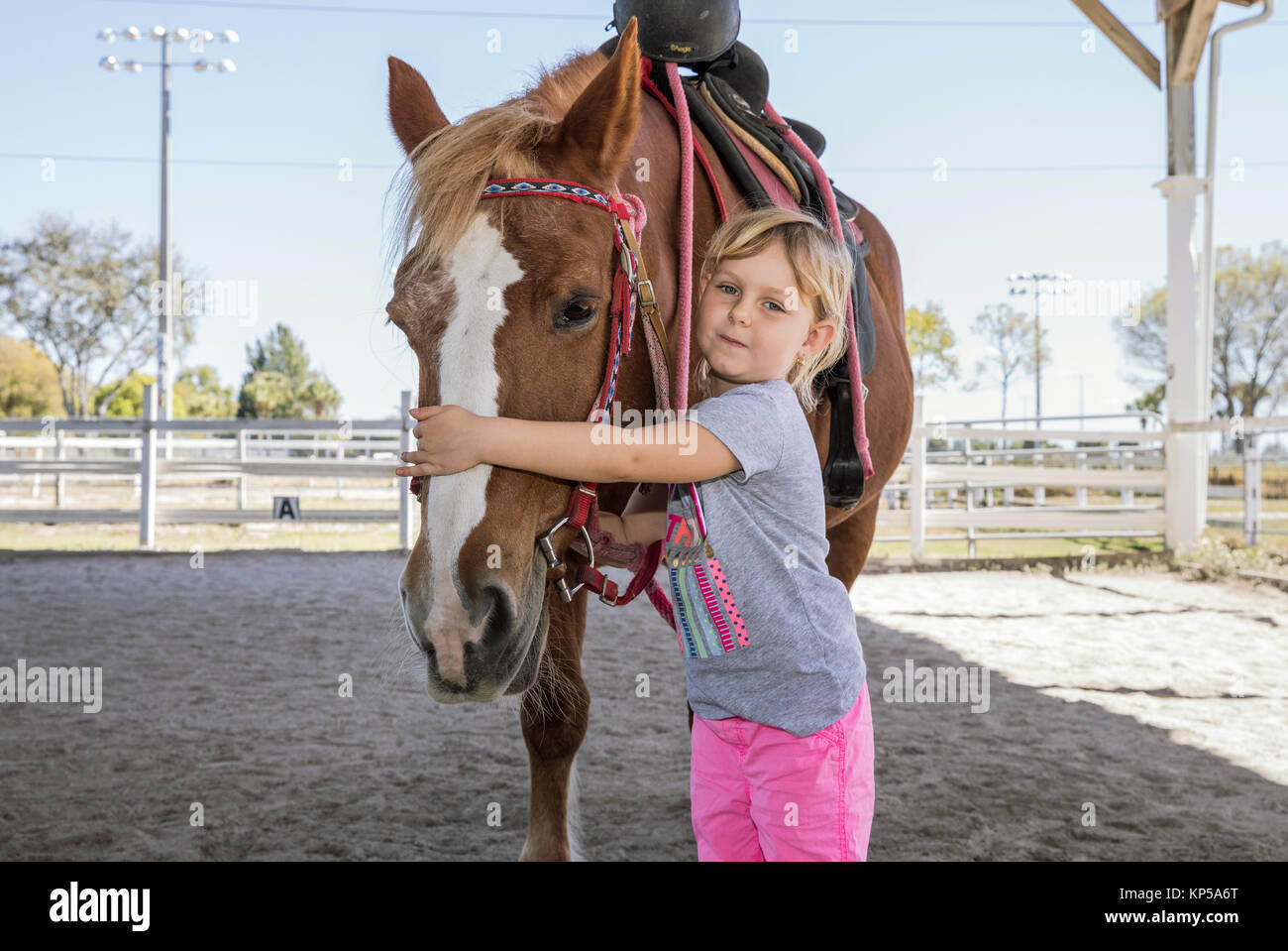 Lovely girl hugging son cheval. Horse and jockey petit - cute little ...