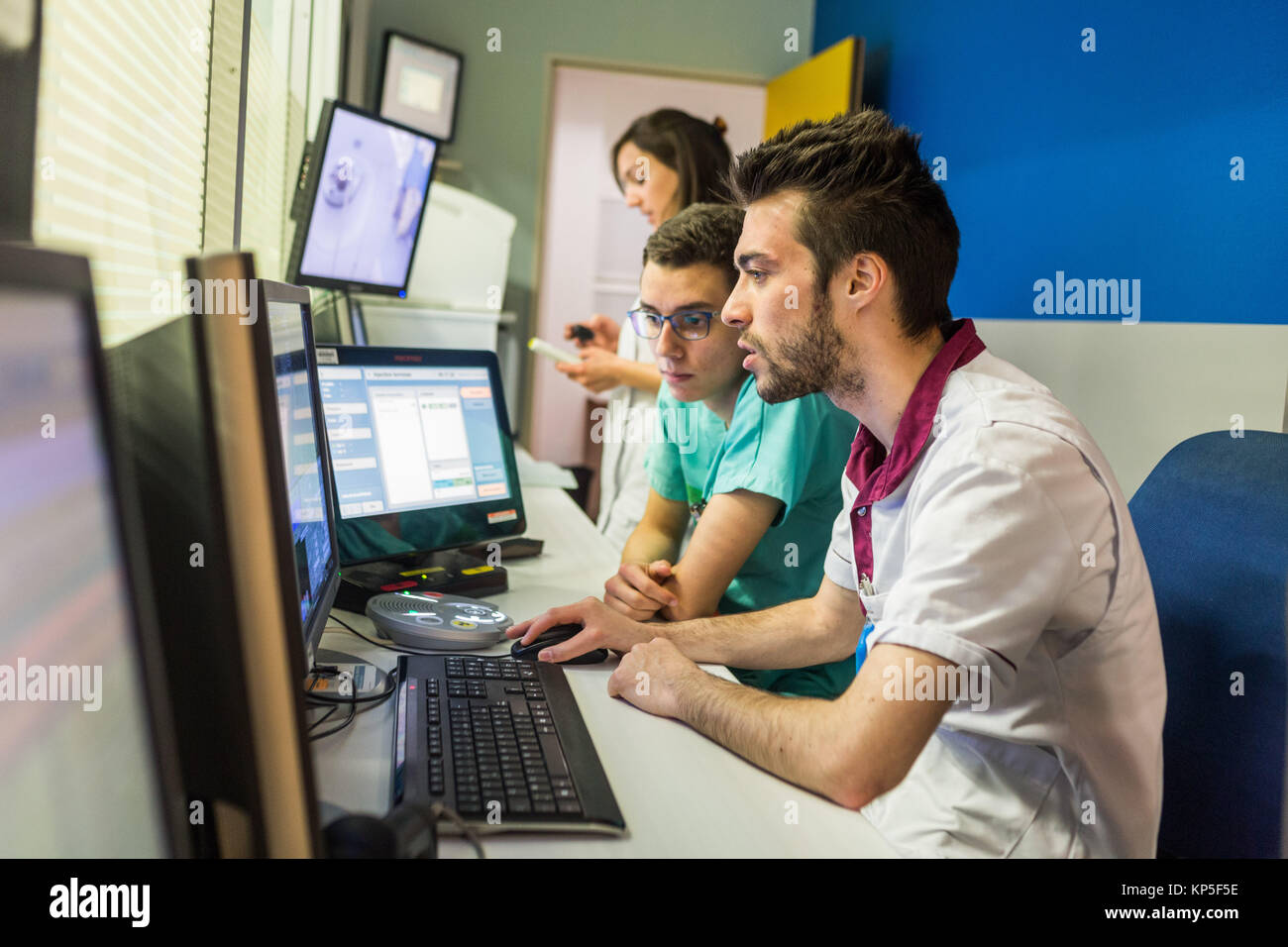Radiologie manipulateur Banque de photographies et d’images à haute ...