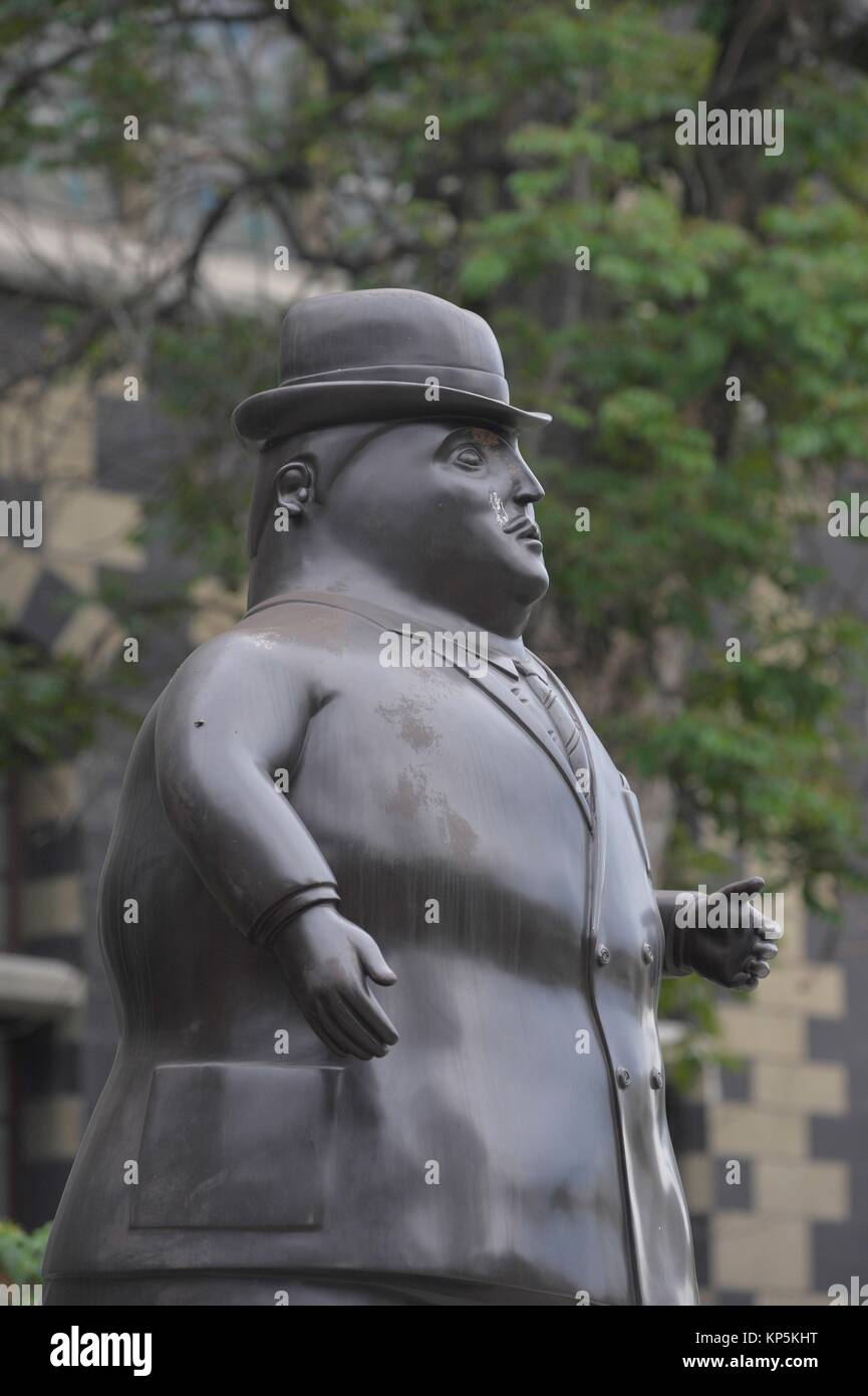 Plaza Botero à Medellin avec les statues de bronze par Fernando Botero ...