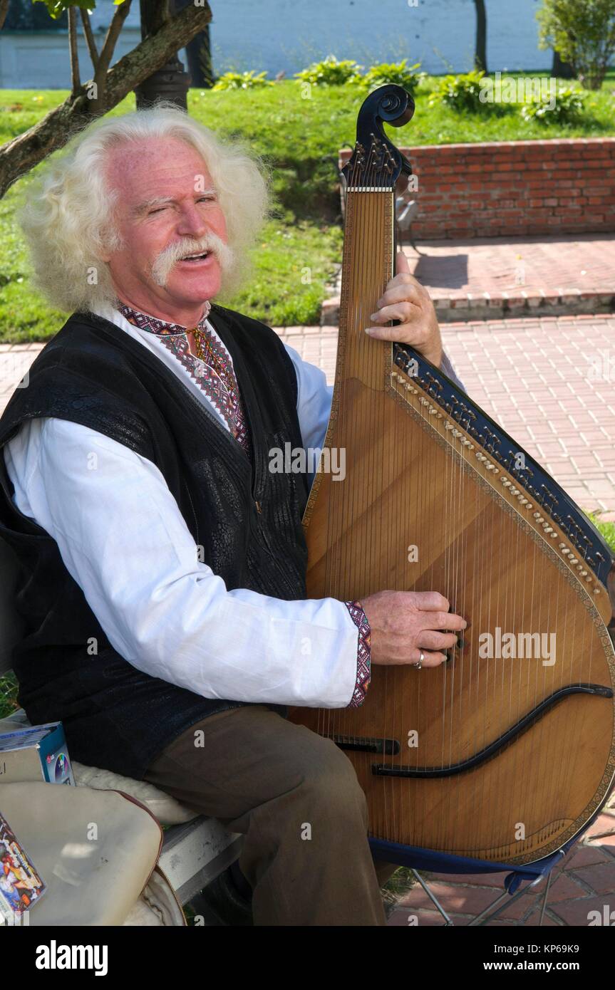 Kobza Musician playing instrument à Saint Sophia cathédrale orthodoxe ...