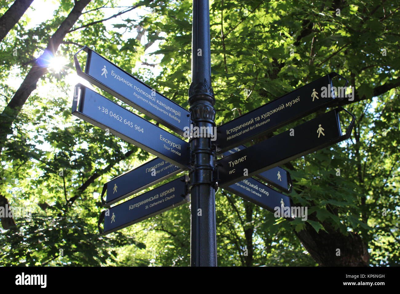 Monument avec indication des lieux d'intérêt Photo Stock - Alamy