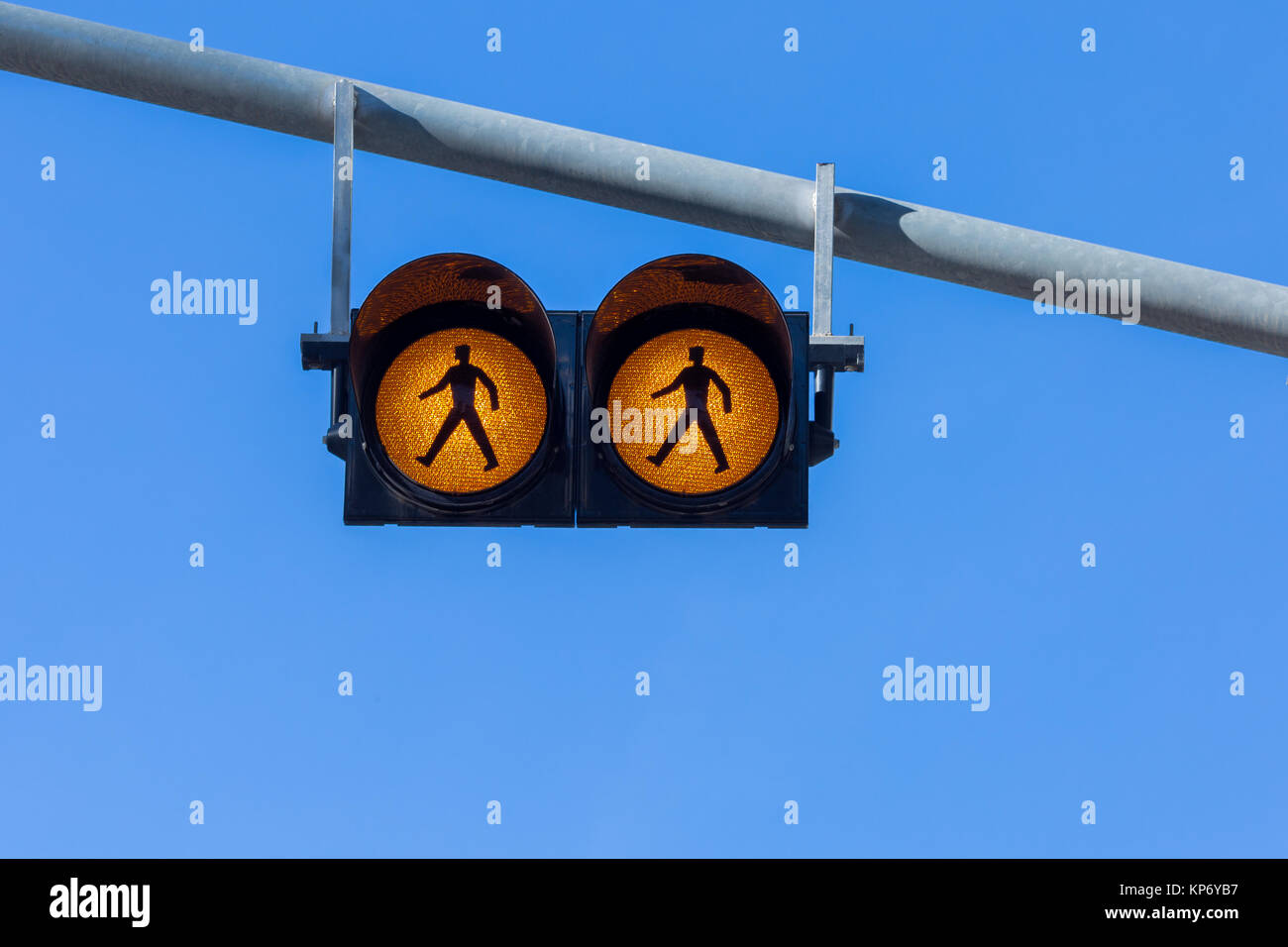 Feux de circulation avec signaux lumineux jaune rouge Banque de ...