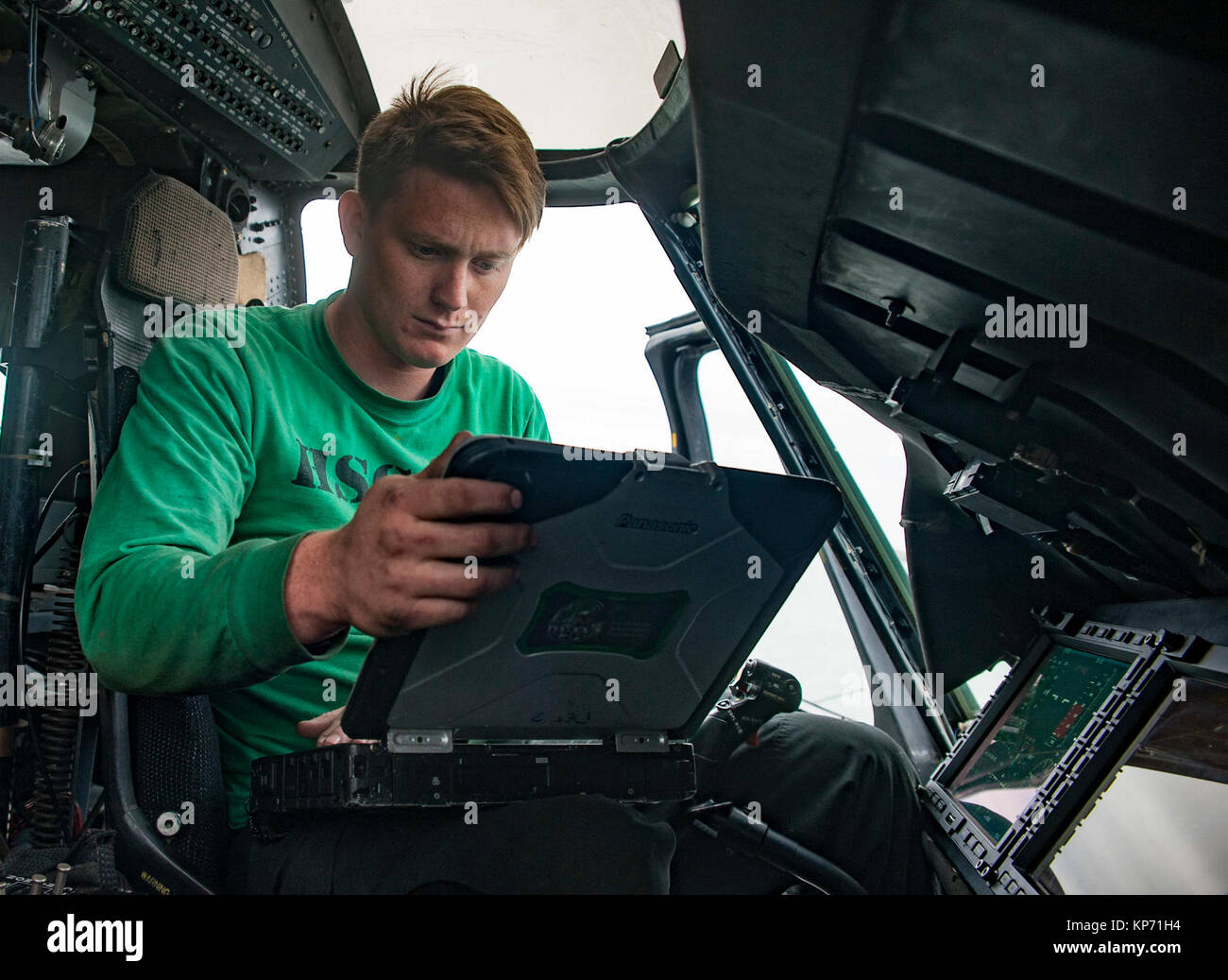 Technicien en électronique de l'aviation 3ème classe Michael Hoerr ...