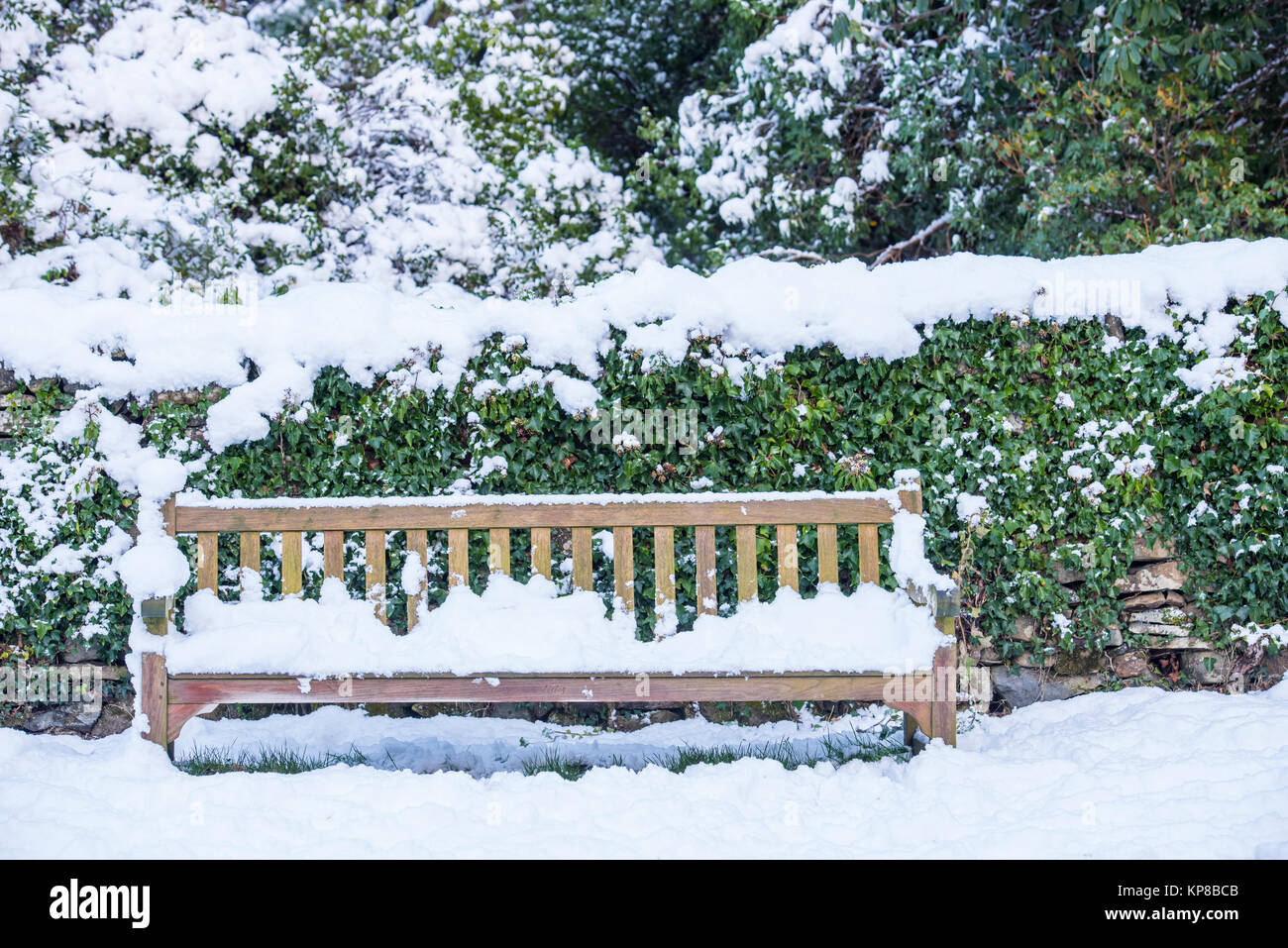 Mobilier de jardin en bois recouvert de neige Banque de photographies ...